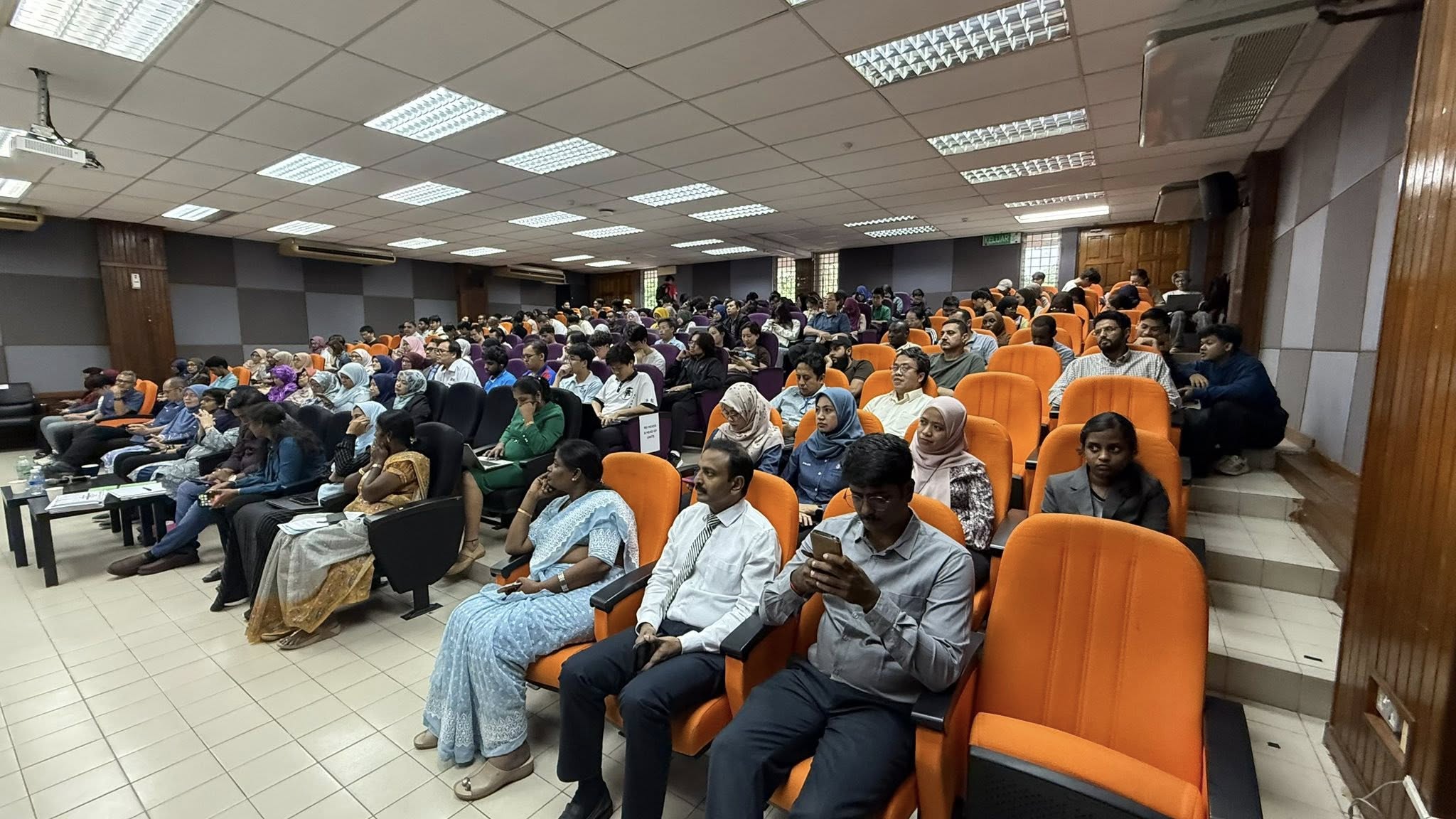 Dengan menjadi tuan rumah kepada persidangan antarabangsa seperti ...